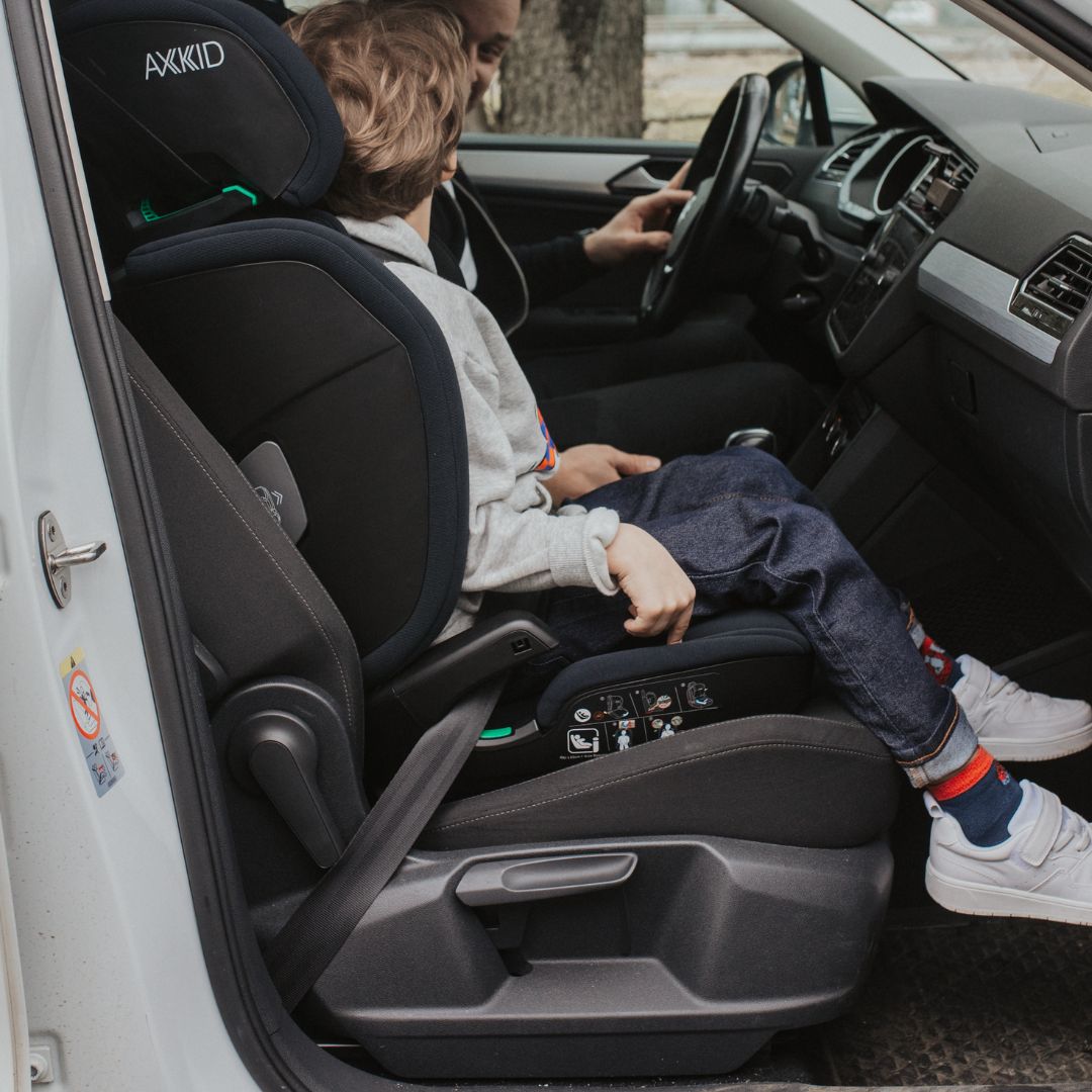 Köp Axkid Nextkid Cloud Grey framåtvänd bilstol Pyret & Snäckan